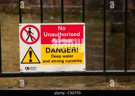 NO LAKE ACCESS warning sign in front of a large body of water Stock ...