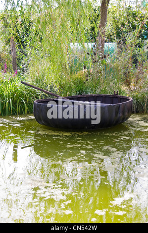 Traditional Irish Currach fishing boat Stock Photo - Alamy