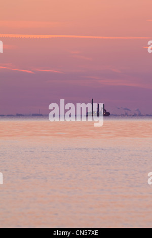 Oil Gas rig in the Humber Estuary near Hull in the UK Stock Photo - Alamy