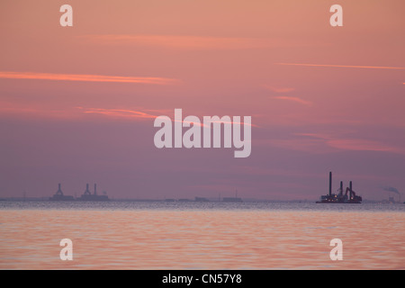 Oil Gas rig in the Humber Estuary near Hull in the UK Stock Photo - Alamy