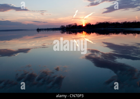 Sunset over the St. Lawrence River, Ile Perrot, Quebec Stock Photo - Alamy