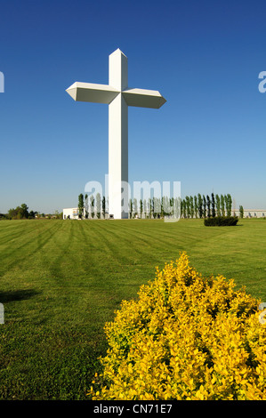 Christian cross monument at Effingham, Illinois USA Stock Photo - Alamy