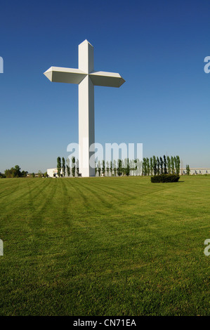 Christian cross monument at Effingham, Illinois USA Stock Photo - Alamy