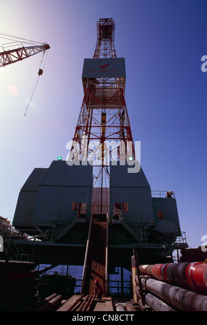 Roughneck action with drill pipe on the rig floor of an offshore ...