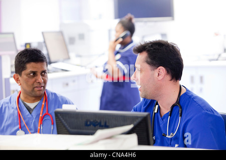 Two Accident and Emergency doctors discuss a case UK Stock Photo - Alamy