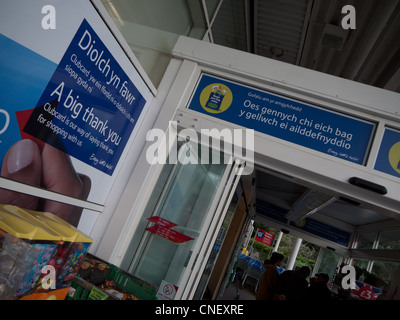 Welsh Tesco store bilingual sign Hwyl Fawr, Goodbye Stock Photo - Alamy