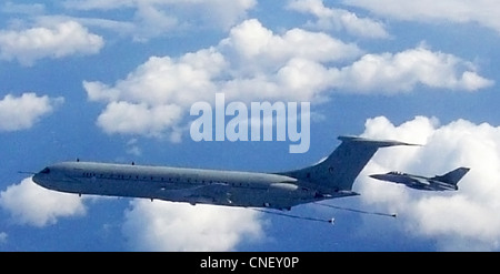 Vickers VC-10 in aerial refuelling exercise Stock Photo - Alamy