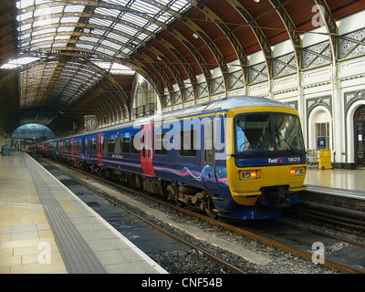 First Great Western 'dymanic lines' liveried Class 166 No. 166207 at ...