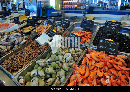 fresh crabs scampi and snails on the fish market (Saint-Malo, France ...