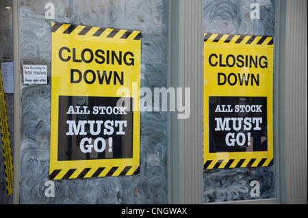 Shop closing down notice in shop window Stock Photo - Alamy