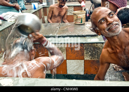 Men taking bath on the streets of Kolkata Stock Photo - Alamy
