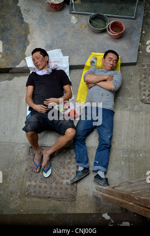 Chinese construction workers lunch break Stock Photo - Alamy