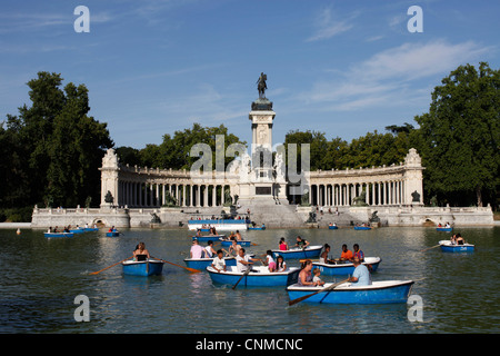 Tourist, Lake in Retiro park, Madrid Spain Stock Photo - Alamy