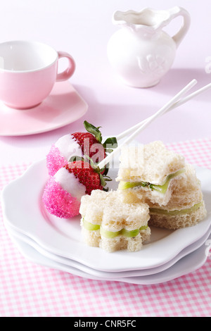 Pink strawberry patterned background Stock Photo - Alamy