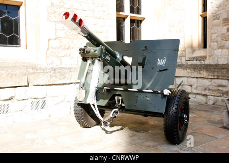 25 Pounder Artillery Gun used in WWII displayed on Cairns Esplanade ...