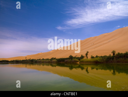 Umm al-Maa Lake (Ubari Lakes), oasis in the Idehan Ubari sand sea Stock ...
