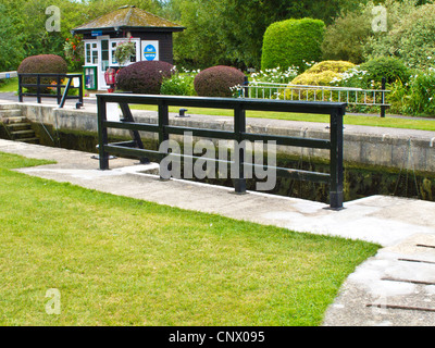 Buscot Lock and weir on the River Thames, Oxfordshire, England, UK ...