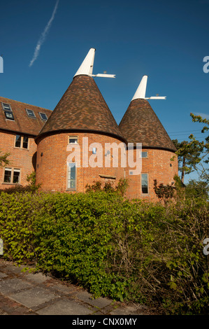 Kentish oast house kent countryside england UK Stock Photo - Alamy