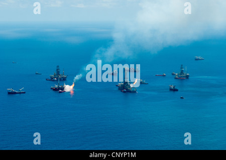 Helix Q4000 and Discoverer Enterprise drillship at the MC252 ...