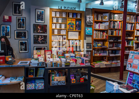 Book Store Paris Books Shelves Stock Photo - Alamy