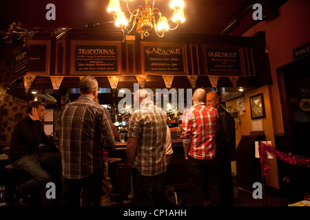 Bar interior at The Queen's Head Pub, Hawkedon, Suffolk, England ...