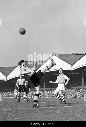 Wolverhampton Wanderers V Arsenal 16/4/55 Bill Shorthouse clears ball ...