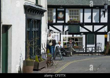 Queens Head pub in Hawkshead village in the Lake District, Cumbria ...
