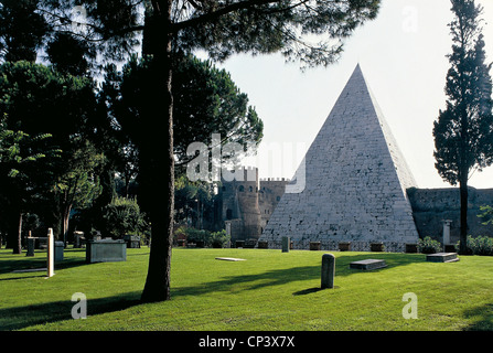 Pyramid of Caius Cestius Stock Photo - Alamy