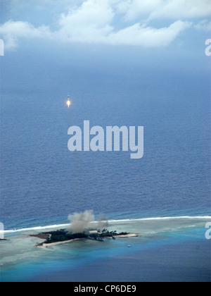 Falcon 1 Flight 5 rises over Omelek Island (2 Stock Photo - Alamy