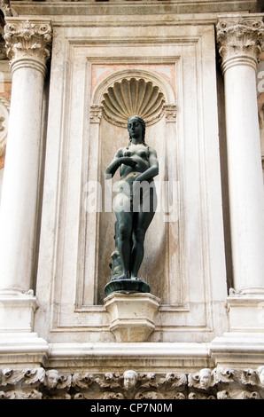 Venice, Italy: Bronze statue of Eve on the facade of Arco Foscari, Doge ...