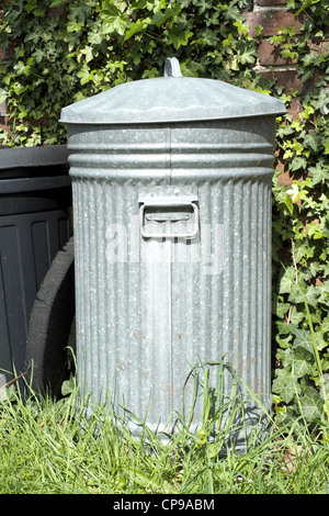 old fashioned metal dustbin Stock Photo - Alamy