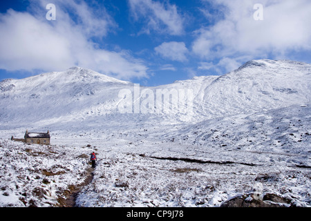The Coire Fionnarach bothy Fuar Tholl and Sgorr Ruadh Stock Photo - Alamy