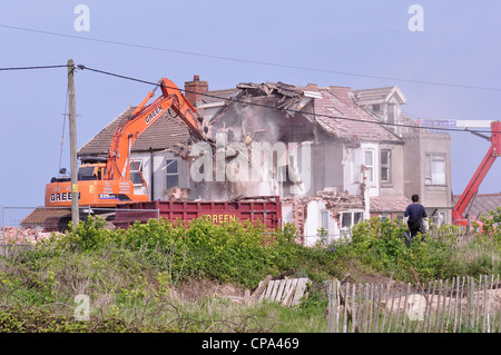 Demolition of houses threatened by coastal erosion at Beach Road ...