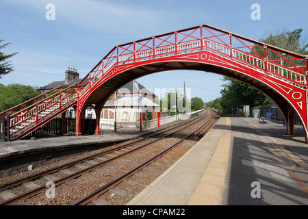 Foot bridge over the railway tracks looking west at Wetheral Station in ...