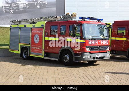 LFB Mercedes Atego fire engine responding to and emergency call in ...