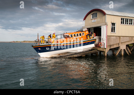 Launching the Y class lifeboat from the RNLI Lifeboat Lester The Cromer ...