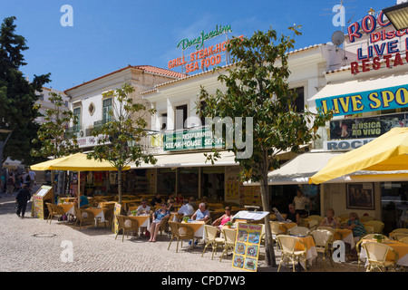 Tourists drinking at a bar Albufeira old town, Algarve, Portugal ...