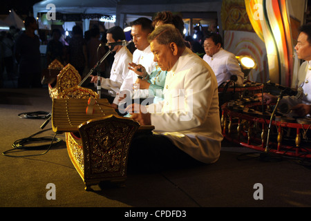 Thai musician performing a Ranat Ek (traditional Thai xylophone Stock ...