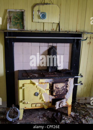 An old solid fuel Rayburn cooker in an old fashioned English farmhouse ...