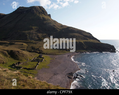 Guirdil bothy and Bloodstone hill, Rum, Scotland Stock Photo - Alamy