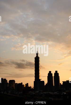 The beautiful sunset of Taipei, Taiwan city skyline Stock Photo - Alamy