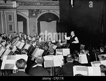 Music - Sir Thomas Beecham. Sir Thomas Beecham, English conductor Stock ...