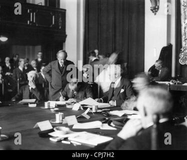 The First Hague Conference, 1929 - signing the treaty Stock Photo - Alamy
