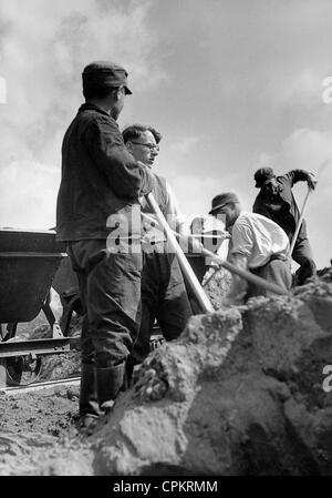 Members of the Reich Labour Service [Reichsarbeitsdienst, RAD] are ...