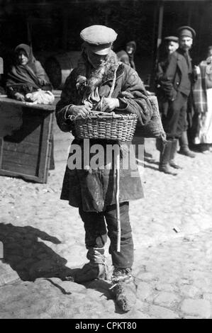Poor Jews in Vilnius, Lithuania after the First World War, trading in ...