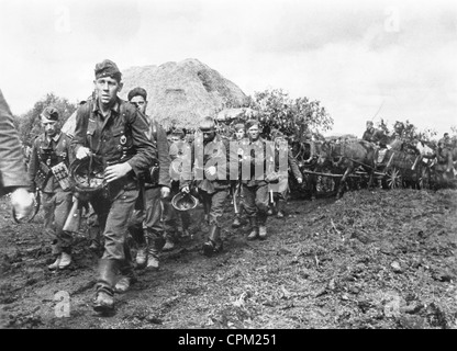 German soldiers advancing an on the Eastern front, 1941 Stock Photo - Alamy