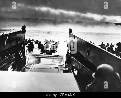 Troops going ashore on Omaha Beach during the Normandy Landings (D-Day ...