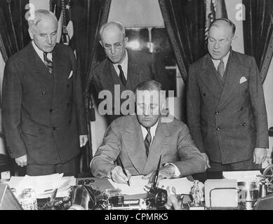 Franklin Delano Roosevelt signs the declaration of war against Germany ...