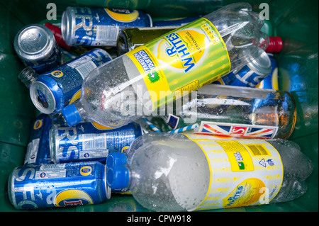 Empty drink cans and plastic bottles on rubbish bin Stock Photo - Alamy