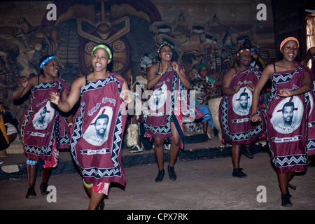 Three female African traditional dancers dancing Stock Photo - Alamy